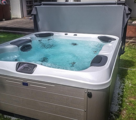 Instalace exklusivní komfortní vířivky Villeroy Boch R6L | EuroWellness